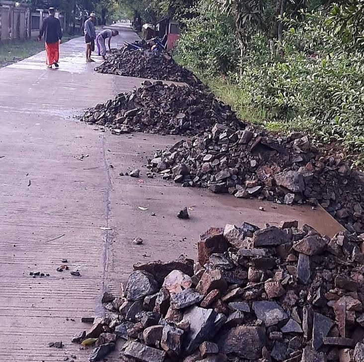 Tak Ada Rambu-Rambu, Tumpukan Batu di Jalan Sebabkan Korban Jiwa ...