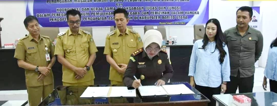 Kerjasama Penanganan Hukum Perdata dan TUN, Pemkab dan Kejari Barut Teken MoU - Fakta Hukum ...