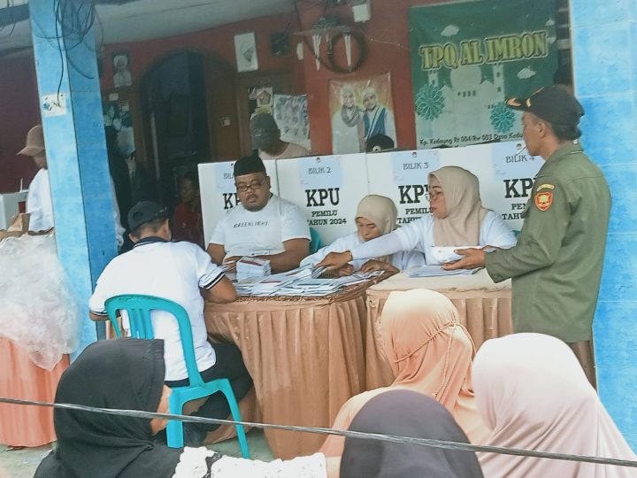 TPS di Bekasi ini Dilanda Banjir, Warga Rela 'Nyoblos' di Rumah Ketua ... TPS di Bekasi ini Dilanda Banjir, Warga Rela 'Nyoblos' di Rumah Ketua ...